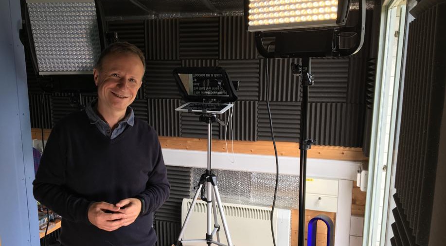 Mark Ryes Experienced male live host TV video presenter voice over with ...